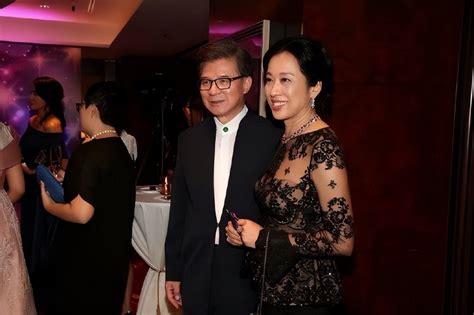 百亿富豪60岁再娶二婚港姐，独子一直无法接受，他夹在中间难做人罗康瑞朱玲玲港姐新浪新闻