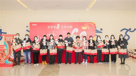 公司各地为员工发放新春大礼包