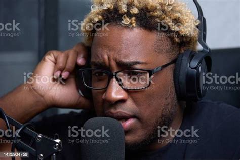 아프리카 블로거는 노트북 화면을 보면서 자신의 집 책상을 방송을 기록합니다 Radio Show에 대한 스톡 사진 및 기타 이미지