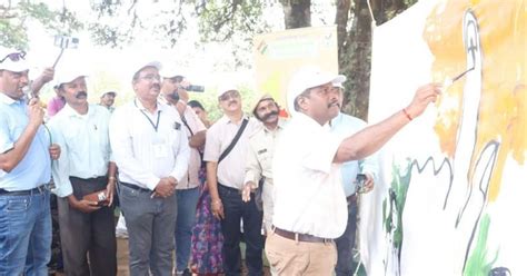 ಕೊಡಗಿನಲ್ಲಿ ಚಿತ್ರ ಬಿಡಿಸಿ ಮತದಾನ ಜಾಗೃತಿ ಮೂಡಿಸಿದ ವಿದ್ಯಾರ್ಥಿಗಳು ವಯಸ್ಕರು