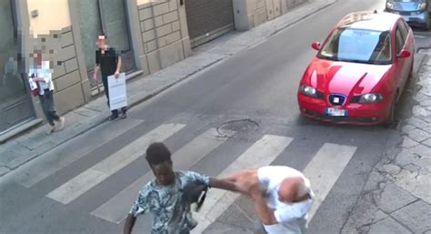 90enne Aggredito E Derubato In Pieno Centro Nessuno Interviene