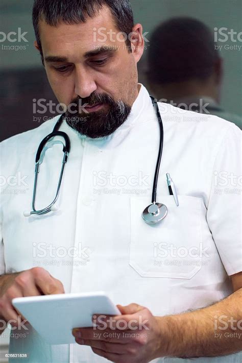 숫나사 담담의 디지털 태블릿 건강 진단에 대한 스톡 사진 및 기타 이미지 건강 진단 건강관리와 의술 남성 Istock