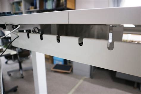 【flexispotのケーブルトレー】デスク天板裏の配線・アダプターの整理にオススメ│cotomonolife コトモノライフ