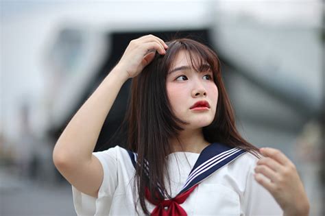 도시 배경을 바라보고 있는 일본 고등학생의 얼굴 20 24세에 대한 스톡 사진 및 기타 이미지 20 24세 걷기 검정