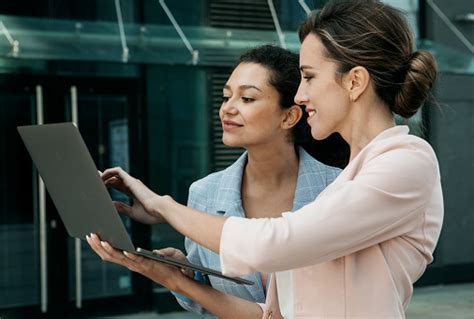 비즈니스 사람 기술 및 라이프스타일 개념 사무실 근처에 노트북을 들고 있는 두 명의 비즈니스 여성 25 29세에 대한 스톡 사진 및 기타 이미지 Istock