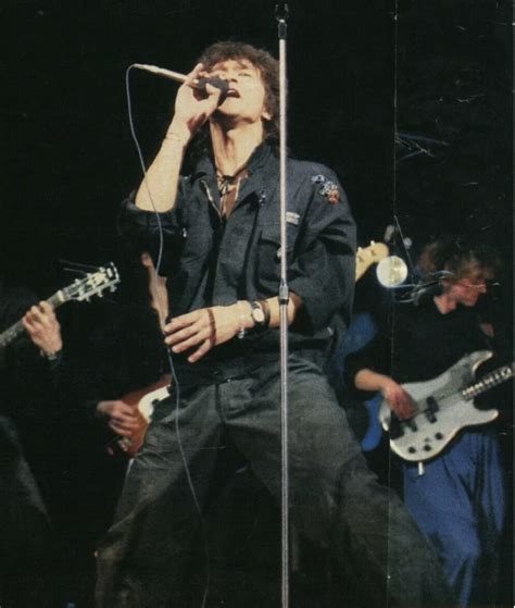 На каких гитарах играл Виктор Цой Последний герой рока Русский рок Дзен