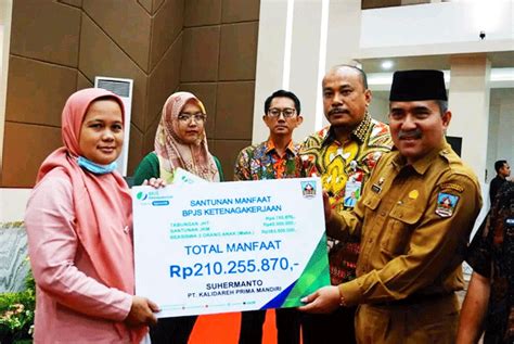 Pemanfaatan BPJS Ketenagakerjaan Bupati Serahkan Santunan Harian Jayapos