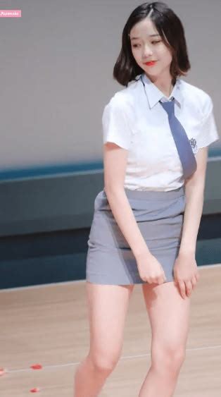 트리플에스로 재데뷔한 버스터즈 채연 2024 짧은 의상 섹시한 의상 여자 교복