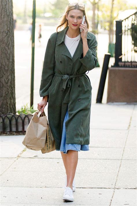Top Looks Sobre Gabardinas Prendas Denim Y Zapatillas Blancas