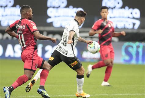 Corinthians empata o Athletico PR na Neo Química Arena pelo Brasileirão