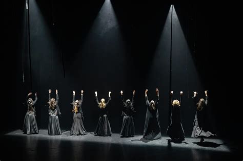 Isabelle Beernaert Presenteert La Dame En Noir Krachtig Totaalspektakel Voor Jong En Oud Met