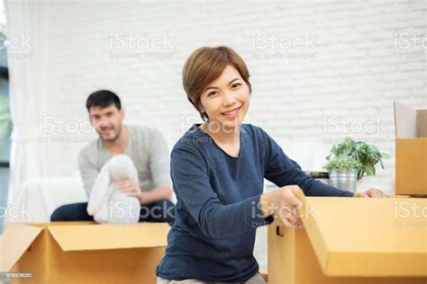 커플 새로운 가정에서 골 판지 상자를 풀고입니다 집으로 이동 2명에 대한 스톡 사진 및 기타 이미지 2명 가족 계획