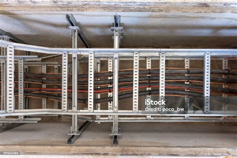 트렌치의 지하 금속 프레임에 전기 케이블 덕트 트레이에 있는 산업 지역을 당기는 케이블 산업용 배선 레일 니트 완료 관 신체 부분에 대한 스톡 사진 및 기타 이미지 Istock