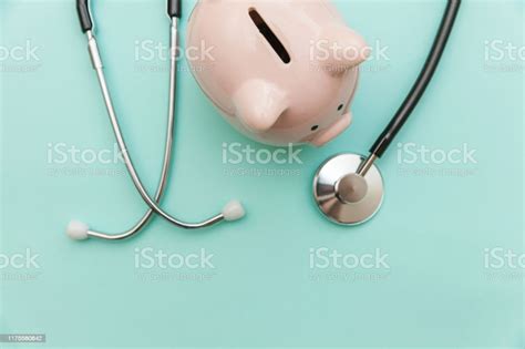 트렌디 한 파스텔 블루 배경에 고립 된 의학 의사 장비 청진기 또는 전화 경및 돼지 저금통 건강 검진에 대한 스톡 사진 및 기타