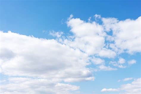 青い背景に青に対して背景に対して白い積雲 Horizonのストックフォトや画像を多数ご用意 Horizon からっぽ ふわふわ