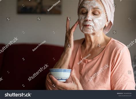 7 974 imágenes de Adulto mayor aplicandose crema Imágenes fotos y