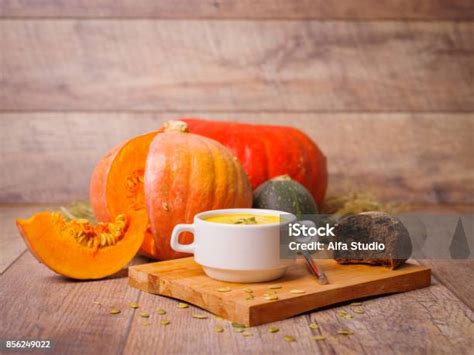 호박과 호박 소박한 배경에 뜨거운 노란 수프 가 카페 스프입니다 공간에 복사 합니다 0명에 대한 스톡 사진 및 기타 이미지 0명 가을 계절 Istock
