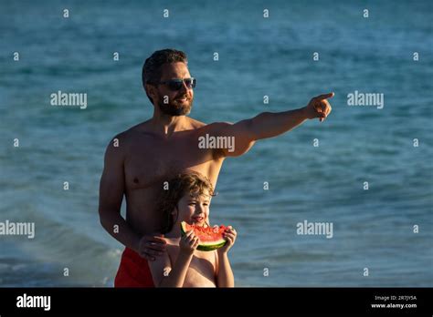 Padre E Figlio Con Cocomero Sulla Spiaggia Estiva Allaperto Padre E