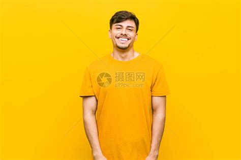 年轻的神秘的随从男子快乐高清图片下载 正版图片504626920 摄图网