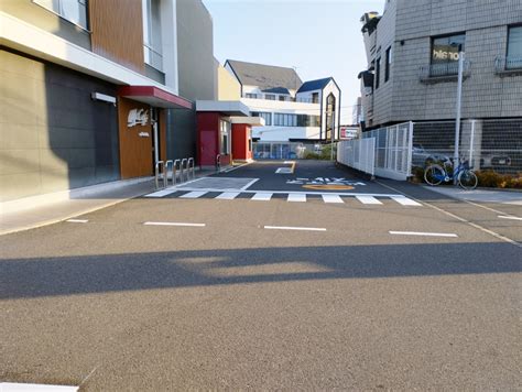 店舗駐車場のライン引き、横断歩道、ドライブスルー文字 施工事例 駐車場の白線・ライン引き・区画線・アスファルト舗装のことならコンティニュー