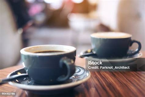 뜨거운 라 떼 커피와 아메리카 노 커피 카페에서 빈티지 나무 테이블에 두 개의 파란색 컵의 근접 촬영 이미지 갈색에 대한 스톡 사진 및 기타 이미지 Istock