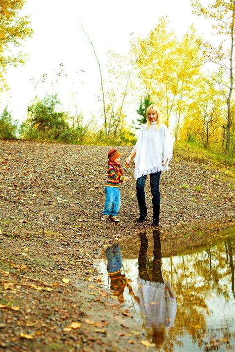 La Madre La Hija Y La Abuela Se Sentaron Por El Lago Imagen De Archivo Imagen De Muchacha