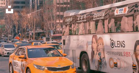 버스 옆 도로를 달리는 노란색 택시 사진 Unsplash의 무료 서울 이미지
