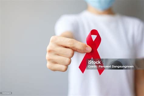 손 들고 빨간 리본 12 월 세계 에이즈의 날 다발성 골수종 암 인식 달 과 국가 빨간 리본 주 헬스케어 및 세계 암의 날 개념