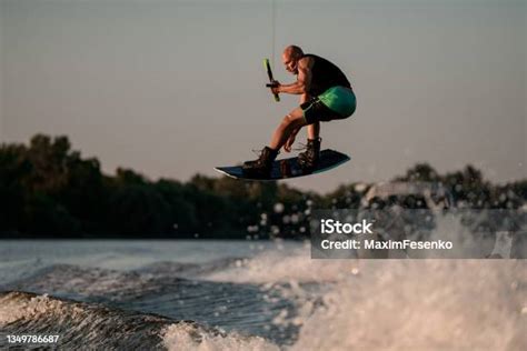 운동 강한 근육 남자 능숙 하 게 웨이크 보드에 튀는 파도에 점프 강에 대한 스톡 사진 및 기타 이미지 강 건강한 생활방식 근육 Istock