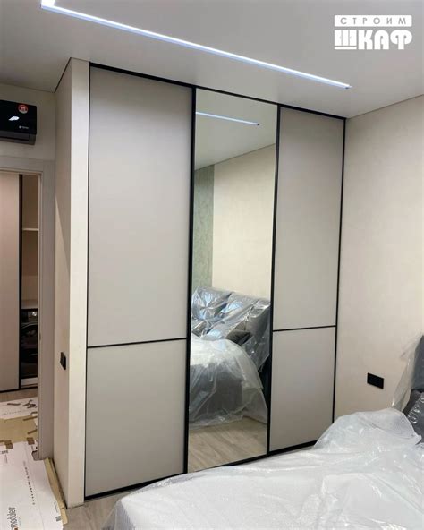 Серый шкаф купе в 2025 г Интерьер салона Интерьер кафе Современные интерьеры