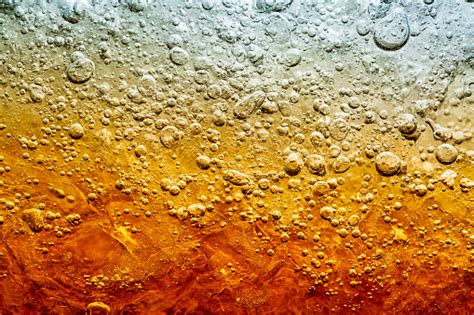 어두운 콜라 배경의 얼음 조각의 보기를 닫습니다 유리 벽에 거품과 매크로 거품과 함께 시원한 달콤한 여름의 음료의 질감 피싱 또는 표면 의 상단에 떠 0명에 대한 스톡 사진