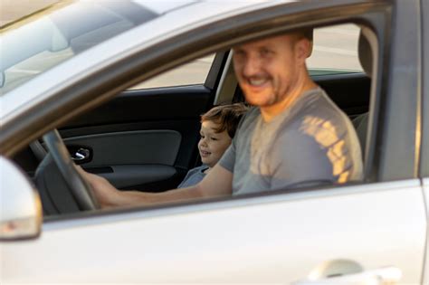 도로 여행에 자동차의 앞 좌석에 앉아 아버지와 아들의 사진 2 3 살에 대한 스톡 사진 및 기타 이미지 2 3 살 2명 30 39세 Istock