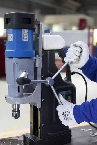 Magnetic Drilling and Tapping Machine with Swivel Base टपग कम डरलग मशन BDS Machines