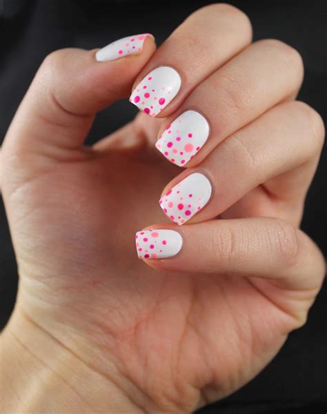 Creativos diseños de uñas con puntitos