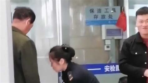 安检员这动作真是温柔，这得练习多上时间才能达到这水平？高清1080p在线观看平台腾讯视频