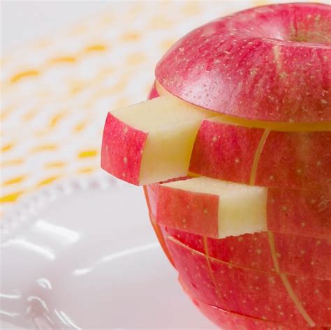 切れ目を押すと食べやすいスティック型のりんごが飛び出す！ 見た目もかわいく食べるのも楽しいジェンガりんごの作り方をご紹介します♪ 一見複雑な