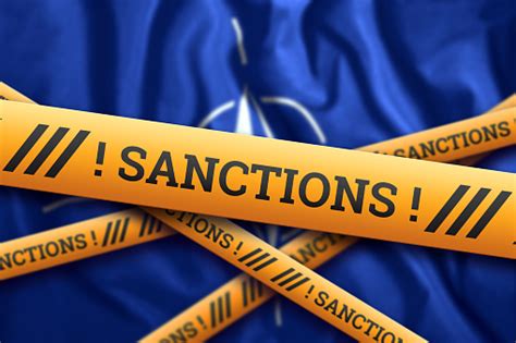 창조적 인 배경 Nato 플래그에 비문 제재 노란색 펜싱 테이프 제재 정책 조건 요구 사항 무역 전쟁의 개념 3d 렌더링 3d 일러스트레이션 제재에 대한 스톡 사진 및 기타