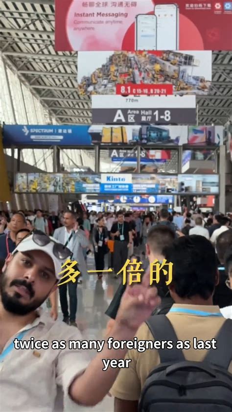 两名女大学生练习高桩舞狮，在梅花桩上腾跃如飞，犹如“狮子上山”。网友：她们简直是会飞的“超人”！ 胡艳 Facebook