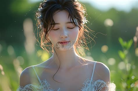自然草地上的女子高清图片下载 正版图片601240180 摄图网