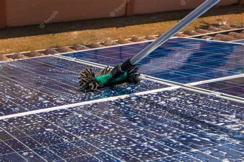 Trabalhador Solar Limpeza De Painéis Fotovoltaicos Com Escova E água