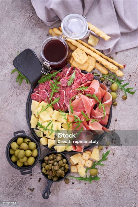 이탈리아 전채 고기 플래터 프로슈토 햄 브레사올라 살라미 및 파르 메산 0명에 대한 스톡 사진 및 기타 이미지 0명 고기 다양 Istock