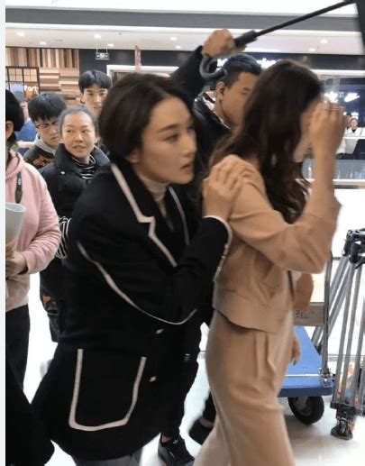 迪丽热巴张馨予新戏路透 姐妹花手挽手感情好