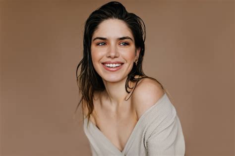 98000 Smiling Model Pictures