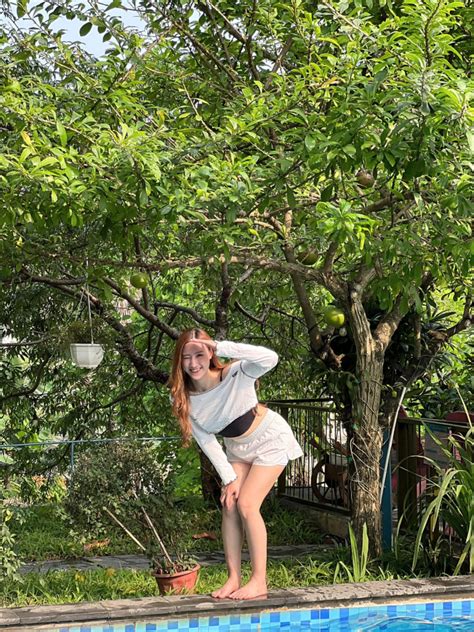 Nữ chủ xinh đẹp tung chiêu lạ khiến sạp lạp xưởng nướng đá của mình hot nhất cõi mạng