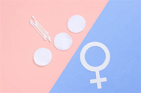 여성 위생 자기 관리 및 건강 파스텔 배경에 여성 성 기호를 위한 제품입니다 귀 스틱 패드 맨 위 보기 0명에 대한 스톡 사진