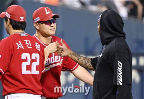 팀이 어려운 상황에서 단비 같은 호투좌완 외인 투수의 5개월 만에 무실점 쾌투 단장 출신 감독도 대만족 Md잠실