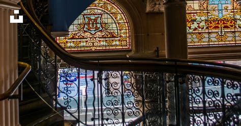 건물의 커다란 스테인드 글라스 창 사진 Unsplash의 무료 오스트레일리아 이미지