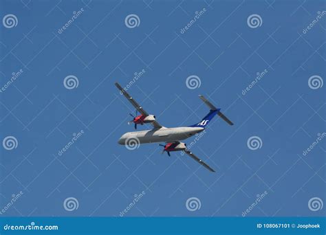 Воздушное судно принимает на взлётно посадочная дорожка Schiphol