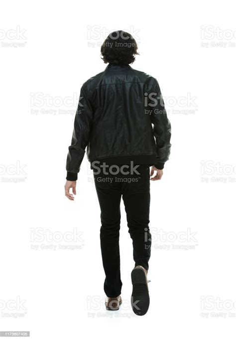 전체 길이1 남자 만후면 보기 2029 세 잘 생긴 사람긴 머리 백인 남성 산책흰색 배경 착용 재킷버튼 다운 셔츠청바지 앞 미소행복쾌활 한시원한 태도 20 24세에 대한