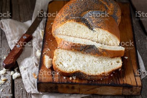 양귀비 씨앗 롤빵 나무 배경에 양귀비 씨앗빵 양귀비 씨앗을 곁들인 수제 케이크 건강에 좋지 않은 음식에 대한 스톡 사진 및 기타 이미지 건강에 좋지 않은 음식 건강한